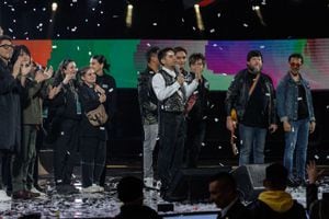 “Qué buen acierto”: Locura en redes con meme por beso triple entre ...